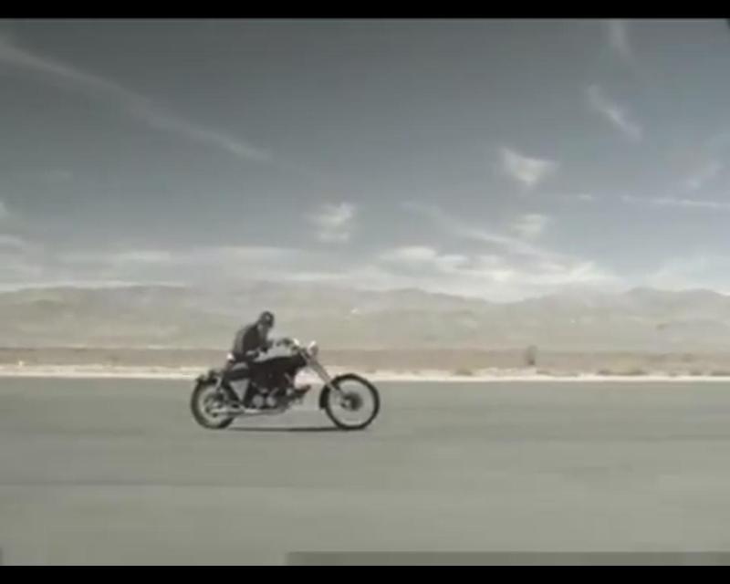 Dar viena keista reklama naudojant motociklą | AUTOREVIU.LT